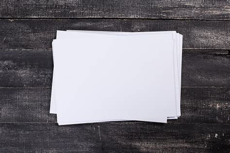 A4 용지로 현대적인 데스크 오피스 직장의 최고 전망 빈 브랜딩 템플릿 사진 빈 양식입니다 포트폴리오 디자인을 모의합니다 0명에 대한 스톡 사진 및 기타 이미지 Istock