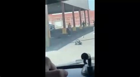 حمله بی رحمانه راننده به یک دختر در خیابان فیلم