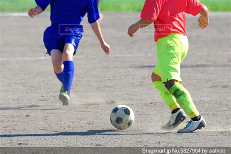 サッカーボールを蹴るサッカー選手の写真・画像素材 5827904 Snapmart（スナップマート）