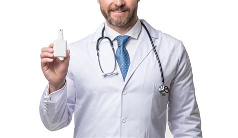 의사의 비강 약물 잘린 보기 비강 스프레이로 비강 방울 남자를 잡고 프리미엄 사진