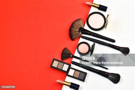 레드 화이트 배경에 전문 화장품과 메이크업 브러쉬 뷰티 컨셉 뷰티 산업 평평한 평지 복사 공간 개념에 대한 스톡 사진 및 기타