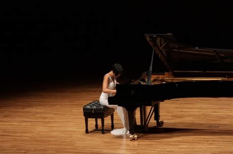 파격적인 의상에 강렬한 타건21세기 건반 여제 유자왕 파이낸셜뉴스