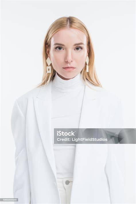 세련 된 흰색 옷에 흰색 절연 카메라 보고 귀걸이 매력적인 백인 금발 여자의 초상화 귀걸이에 대한 스톡 사진 및 기타 이미지 귀걸이 금발 머리 바지 의복 Istock