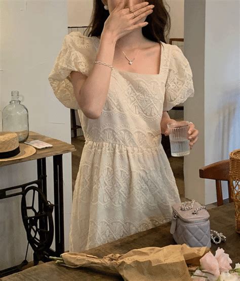 폴인럽 아일렛 스퀘어넥 레이스 퍼프 롱원피스