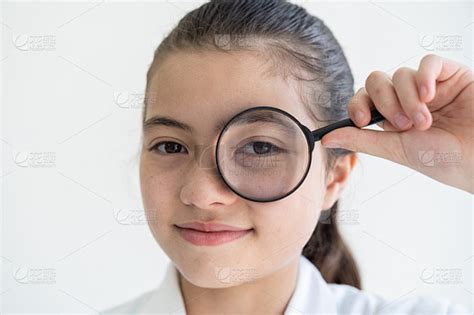 女科学家通过放大镜观察。教育、研究者和发现概念。儿童早期发育