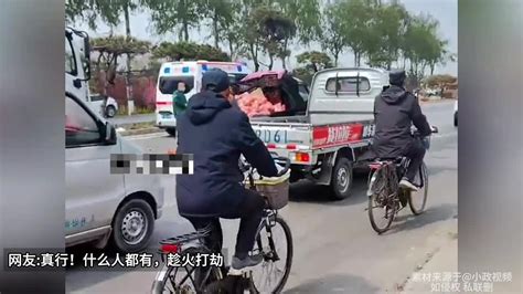 水果小货车发生车祸，大妈竟然趁机去拿水果，掂起来就走