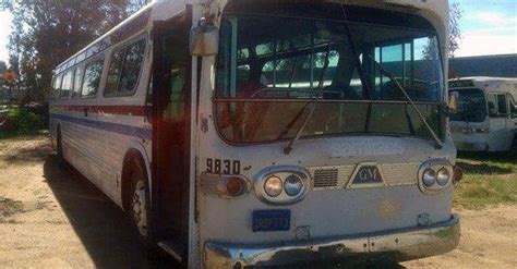 Девушка превратила старый автобус в шикарный дом на колесах