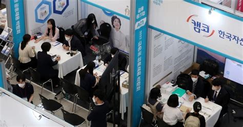 사진 금융권 면접보는 구직자들