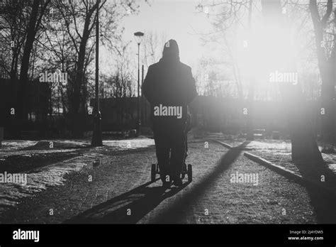 Opa Mit Enkelkind Spaziergang Schwarzweiß Stockfotos Und Bilder Alamy