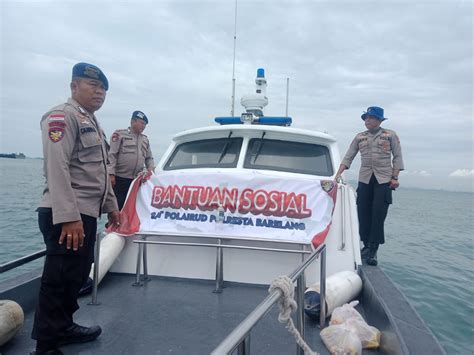 Sat Polairud Polresta Barelang Beri Bantuan Sosial Kepada Nelayan Dan
