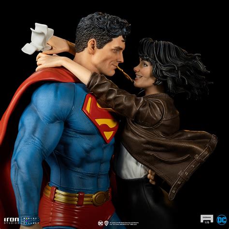 Superman And Wonder Woman Kiss Statue