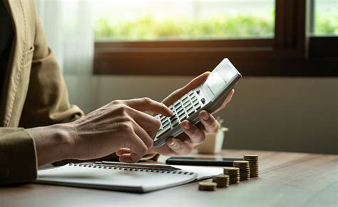 이자율과 배당 개념 사업가는 백분율로 소득과 투자 수익률을 계산하고 있습니다 소득 수익 퇴직 보상 기금 투자 배당세 주식 시장