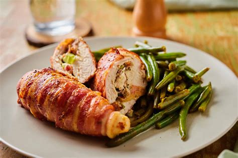 Baconbe tekert csirkemell recept krémsajtos töltelékkel Street Kitchen