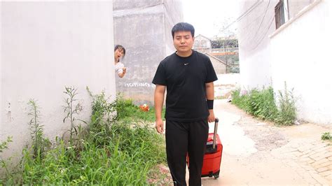 小伙月薪60000却不愿交女朋友，女董事长好奇找去他家，结局感动【蓬勃剧场儿】 Youtube