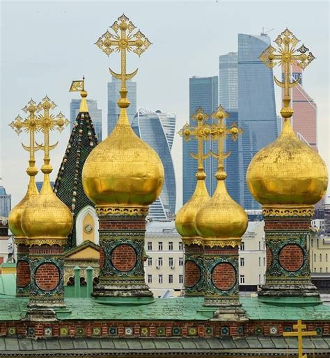 Необычный вид на Верхоспасский собор и «Москва-Сити»