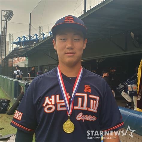 경기 직전 바꾼 방망이 55년 만의 황사기 탈환 이끌다 성남고 이서준 Lg 이주헌 선배님께 꼭 선물 받겠다 목동 현장 경기 직전 바꾼 방망이 55년 만의 황사기 탈환 이끌다 성남고 이서준 Lg 이주헌 선배님께 꼭 선물 받겠다 목동 현장