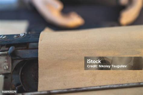 키릴 문자 키보드가 있는 빈티지 타자기 공예 종이의 빈 페이지에 텍스트 편지 쓰기 구식 작가 기계 책을 쓰고 편지를 인쇄하는 손의 모습 0명에 대한 스톡 사진 및 기타