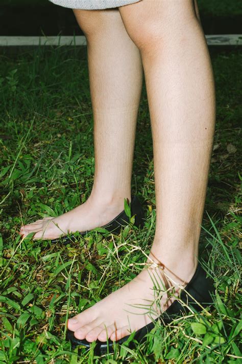 간 거친 고요한 고요함 교차 다리 균형 나뭇잎 네일아트 녹지 다리 달래는 레저 마음가짐 명상 무성한 문신을 한 팔 부드러운 빛 사람 소프트