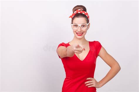 Femme De Bonheur Dans La Robe Rouge Dirigeant Le Doigt Un Sourire Toothy Photo Stock Image Du
