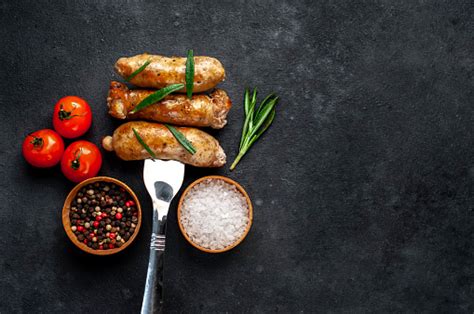 향신료가있는 포크에 구운 소시지 텍스트 복사 공간이있는 돌 배경에 토마토 고기에 대한 스톡 사진 및 기타 이미지 고기 돼지고기 로즈마리 Istock