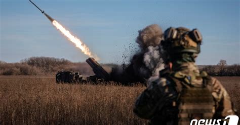 다연장로켓포 발사하는 우크라 軍