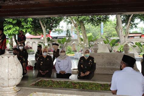 Kunjungan Kerja Di Blitar Kajati Jatim Ziarahi Makam Bung Karno