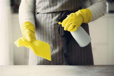 노란색 고무 보호 장갑 닦아 먼지와 더러운 여자 개념 배너 복사 공간 청소 가구에 대한 스톡 사진 및 기타 이미지 가구 가사 집안일 가정 생활 Istock