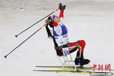残奥越野滑雪女子短距离 坐姿决赛：杨洪琼夺金东方体育