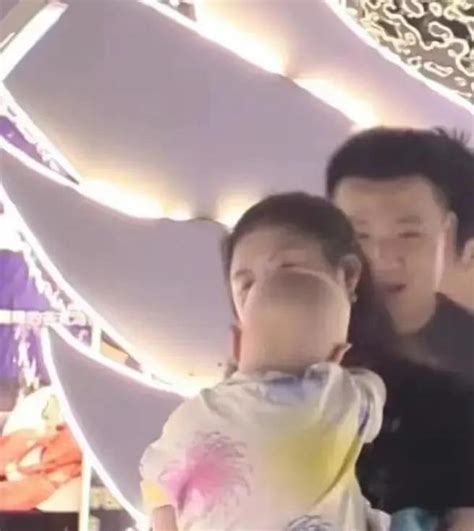 沈腾老婆抱4岁儿子出街，小腹凸起胖到认不出，网友：怀二胎了吗？ 知乎