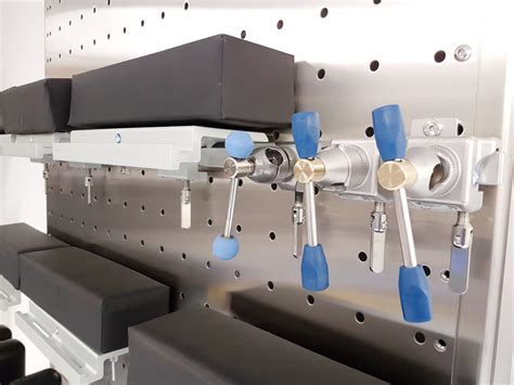Bekijk De RVS Systeemwand Van OpFIX Bij Cazander Medical