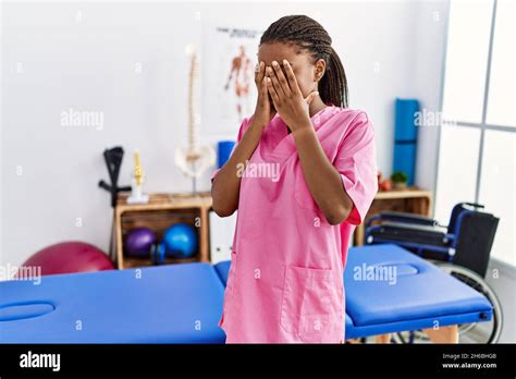 Jeune Afro Américaine Travaillant à La Clinique De Rétablissement De La