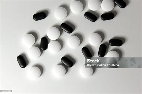의료 흑백 알 약 흰색 배경에 비타민 클로즈업 정제 건강 0명에 대한 스톡 사진 및 기타 이미지 0명 개념 개념과 주제
