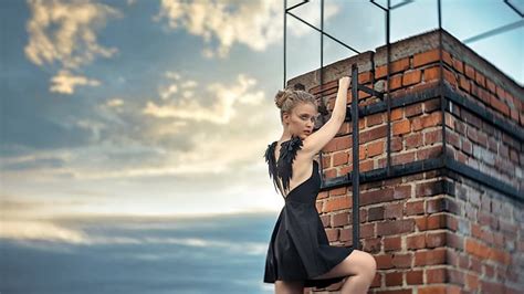 Wanita Model Wanita Di Luar Ruangan Langit Pirang Melihat Penonton