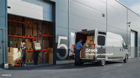 태블릿 컴퓨터를 사용하여 관리자와 물류 유통 창고 외부 골판지 상자와 배달 트럭을 로드 하는 다양 한 노동자 온라인 주문 구매 전자 상거래 상품 30 34세에 대한 스톡