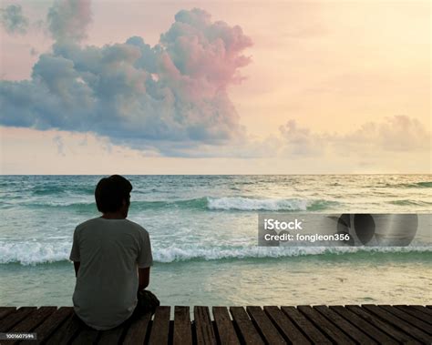 슬픈 옛 남자는 바다에 의해 앉아입니다 사람 슬픔과 외로움에 대 한 개념 가을에 대한 스톡 사진 및 기타 이미지 가을 감정