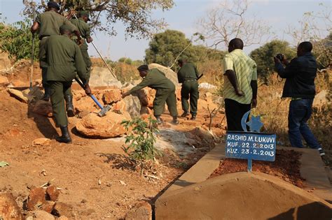 Angalia Picha Za Nyumba Zilizo Jengwa Katikati Ya Makaburi Mkoani