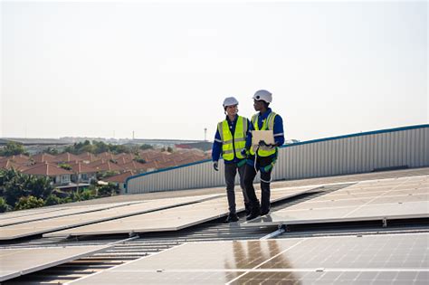 전문 엔지니어는 태양광 패널 시스템의 유지 보수 작업을 합니다 태양 전지 공장에서 태양 전지 패널 장비를 점검하여 작업하는 기술자 검사 생태학과 대체 권력 개념 25 29