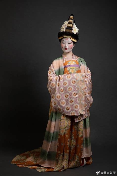 Ghim C A Michelle Thaller Tr N Hanfu Trong Nh