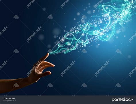 دست جادویی تصویر مفهومی با درخشش در پس زمینه رنگی 1083715