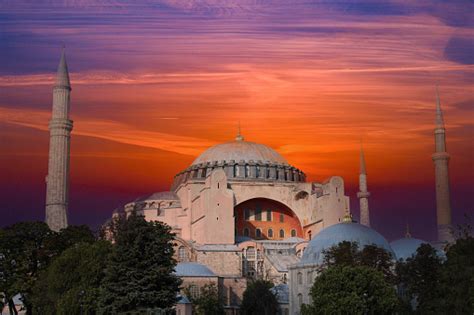 배경에 흐린 하늘이있는 커다란 파란색 모스크 환상적인 일몰이있는 아야 소피아 모스크 0명에 대한 스톡 사진 및 기타 이미지