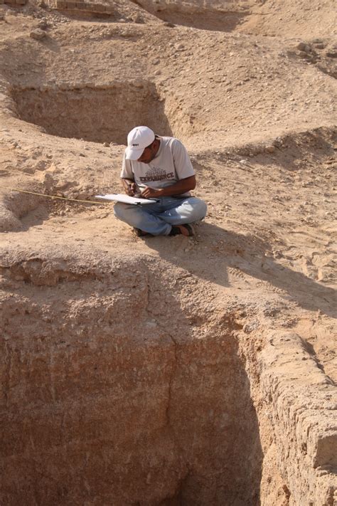 الآثار برنامج تدريبي على أعمال الحفائر يقود للكشف عن مقبرة من العصر