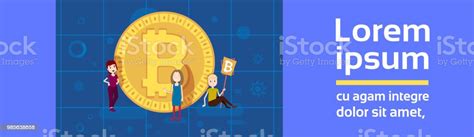 남자 여자 캐릭터 Bitcoin 마이닝 템플릿 파란색 배경 전체 길이 플랫 배너 복사 공간에 디자인 작업 및 애니메이션 Cryptocurrency 광업에 대한 스톡 벡터