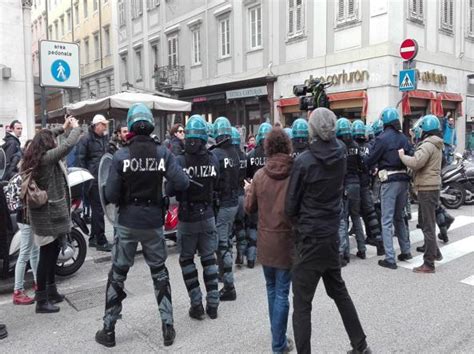 Manifestazione Politica Ai Violenti Il Daspo