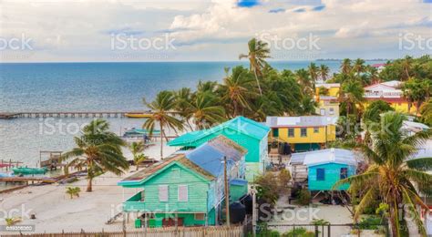 Caye Caulker 벨리즈 카리브에서 목재 부두 부두와 바다 보기에 공중 보기 벨리즈에 대한 스톡 사진 및 기타 이미지