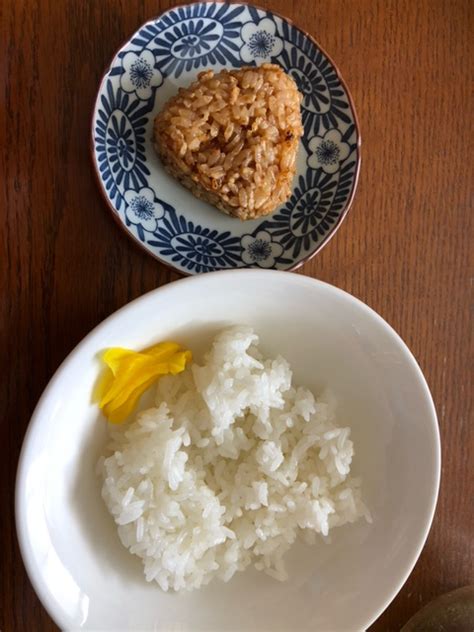 たくあんの添えられた白ご飯と焼きおにぎりのコラボ