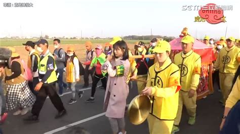 直奔白沙屯媽祖！日本女記者首扛鑾轎「絕美正面曝光」 信眾：超親民的 Yahoo奇摩汽車機車