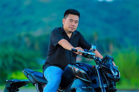 Director Htin Aung Linn ရှင်းမျက်မှန်ဆိုင် မှာ ပါဝါ၊ နေကာ၊ မျက်ကပ်မှန်များကို ယနေ့ညနေ ၆ နာရီမ