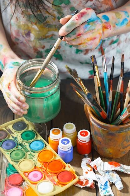 Artista Femenina Manos Con Pinceles Foto Premium