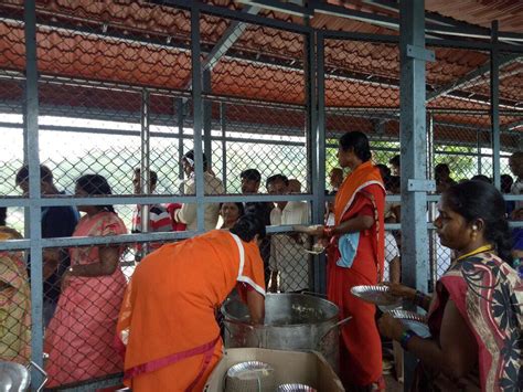 Pilgrims Swarm Tirumala తిరుమలకు పోటెత్తిన భక్తులు నిరంతరాయంగా తితి