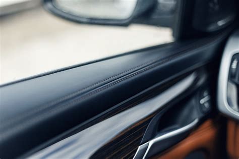 스티치 가죽 브라운 레더 카 인테리어의 일부 모던 한 럭셔리 자동차 블랙과 브라운 천공 가죽 인테리어 자동차 가죽 인테리어 디테일 장식 솔기 가죽에 대한 스톡 사진 및 기타